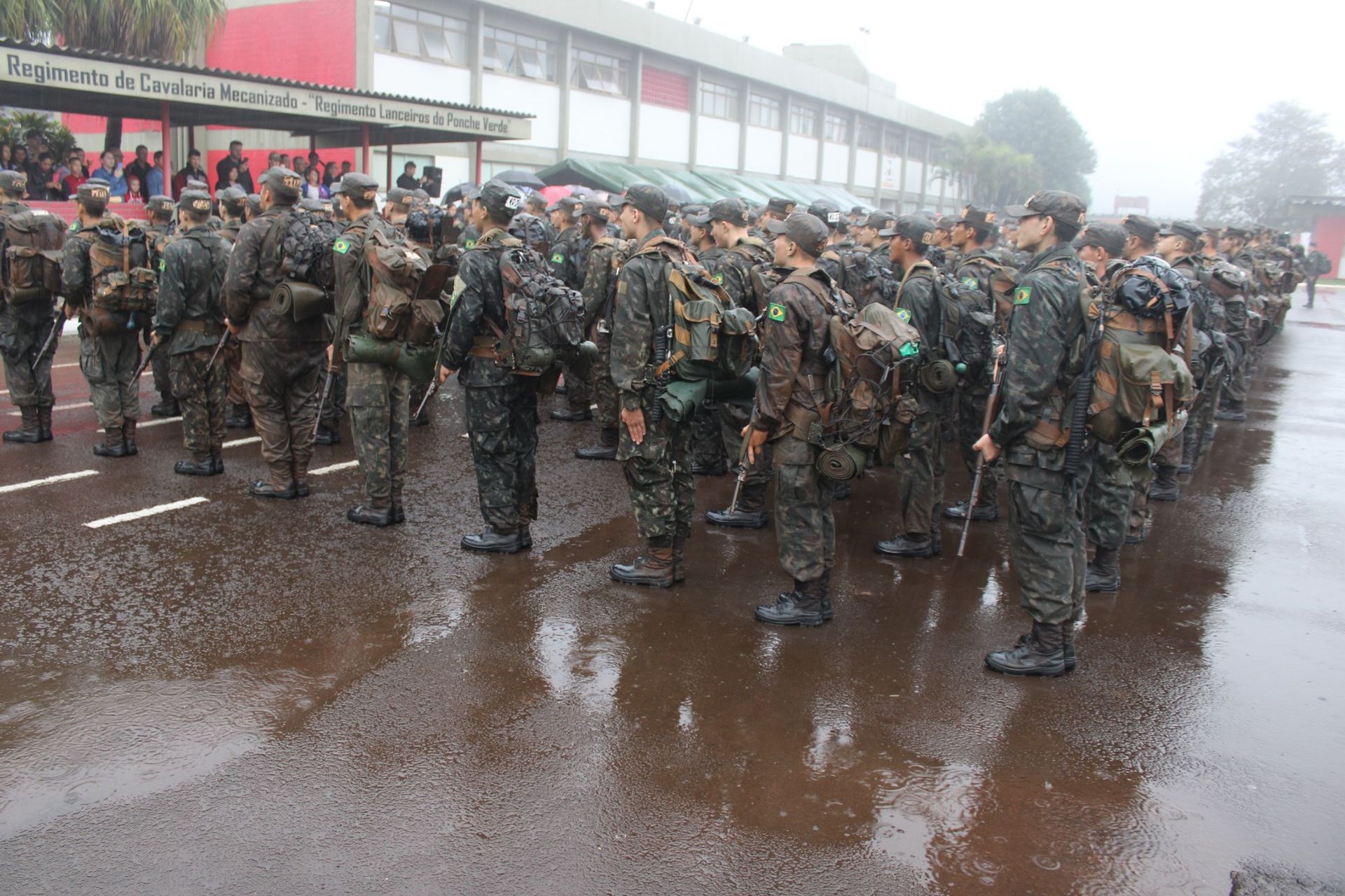 Exército entrega boinas pretas aos novos soldados em São Miguel do Oeste